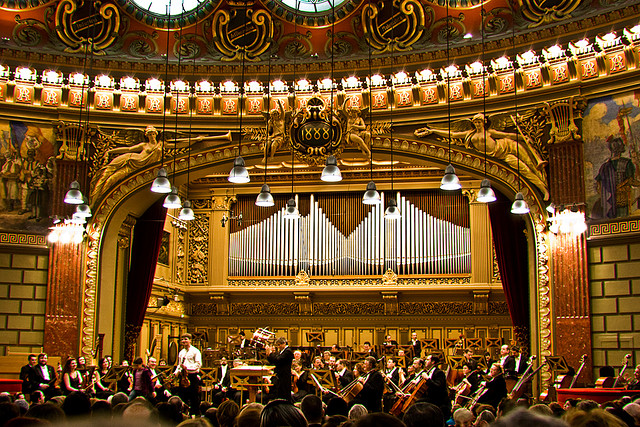 Luna mai la Ateneu - programul concertelor simfonice - Postmodern