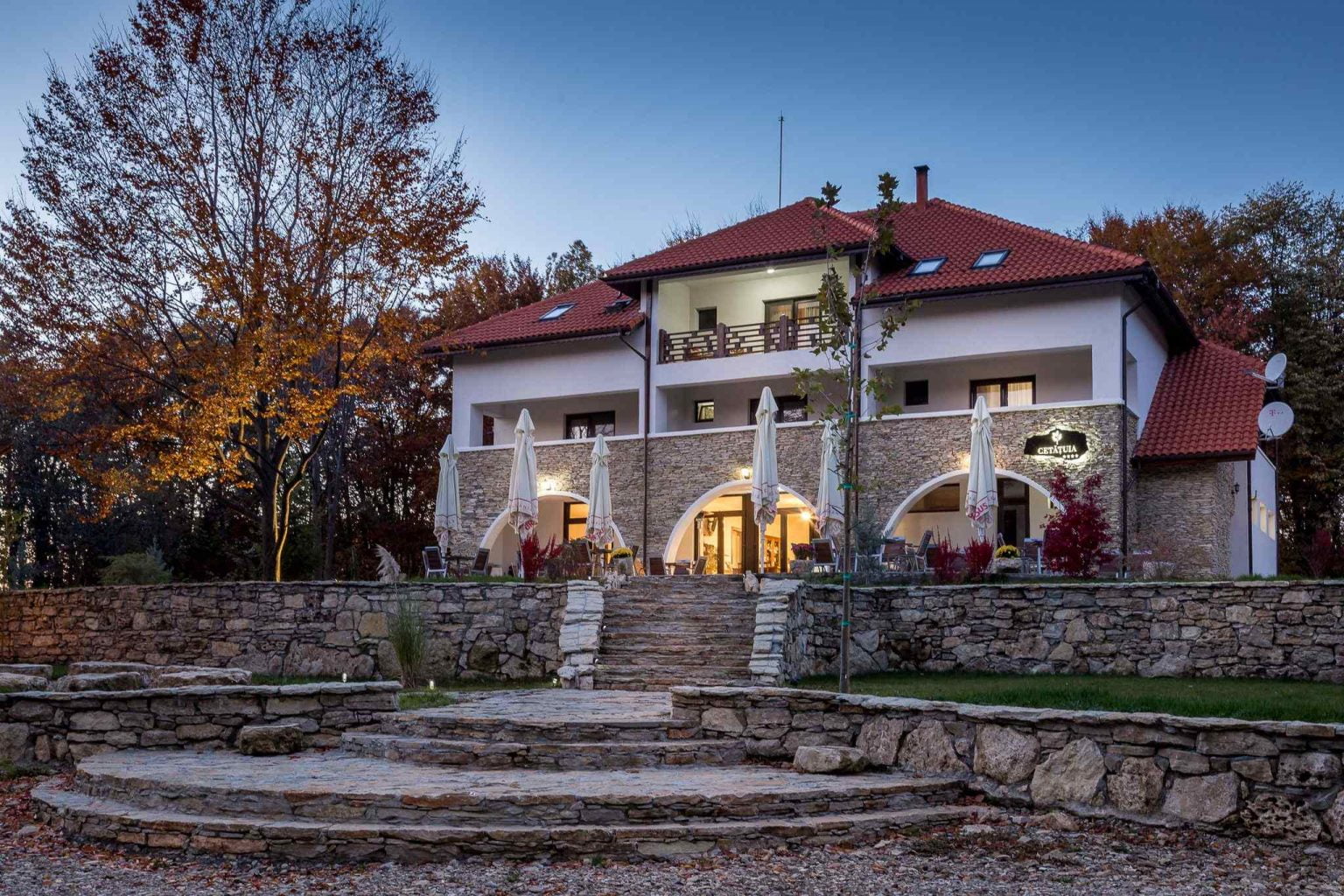 10 pensiuni aproape de București cochete și liniștite - Postmodern